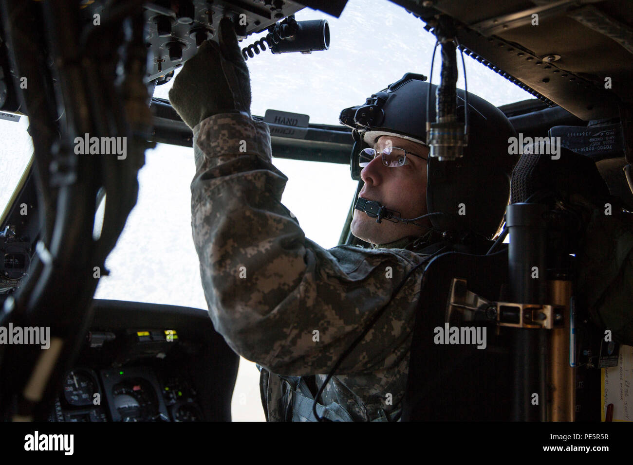 Pilot helicopter black hawk hi-res stock photography and images - Alamy