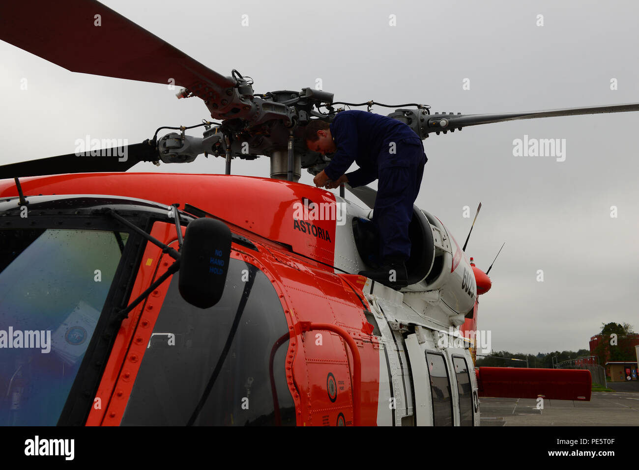 Aircraft electrical service station hi-res stock photography and images ...