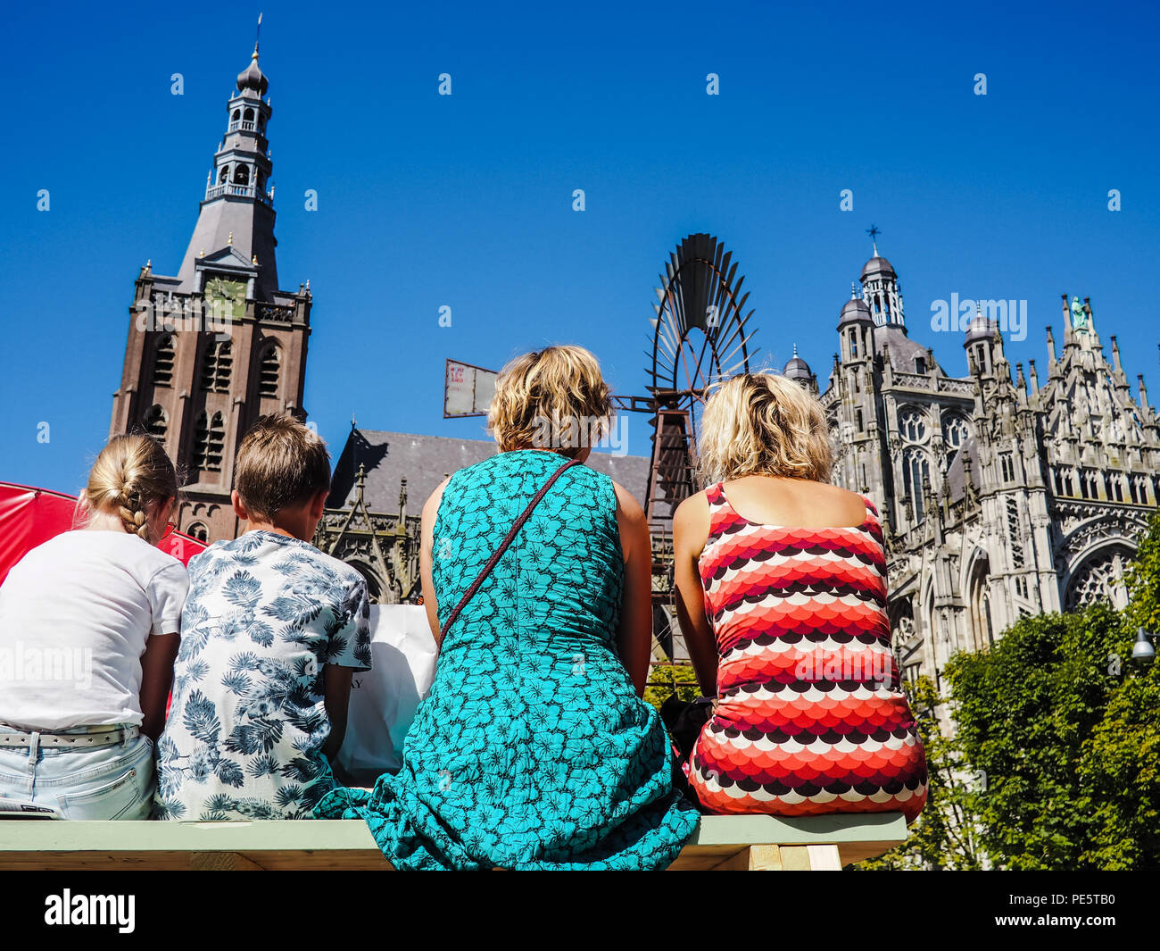 Benches crowd of people hi-res stock photography and images - Alamy