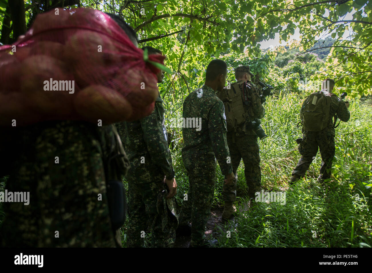 Jungle environment survival training hi-res stock photography and ...