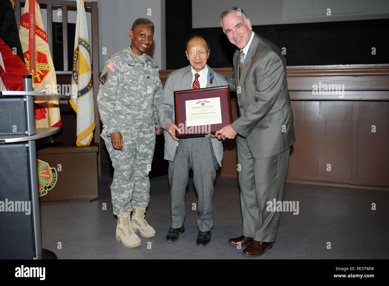 U s army photo by visual information specialist susanne goebel hi-res ...