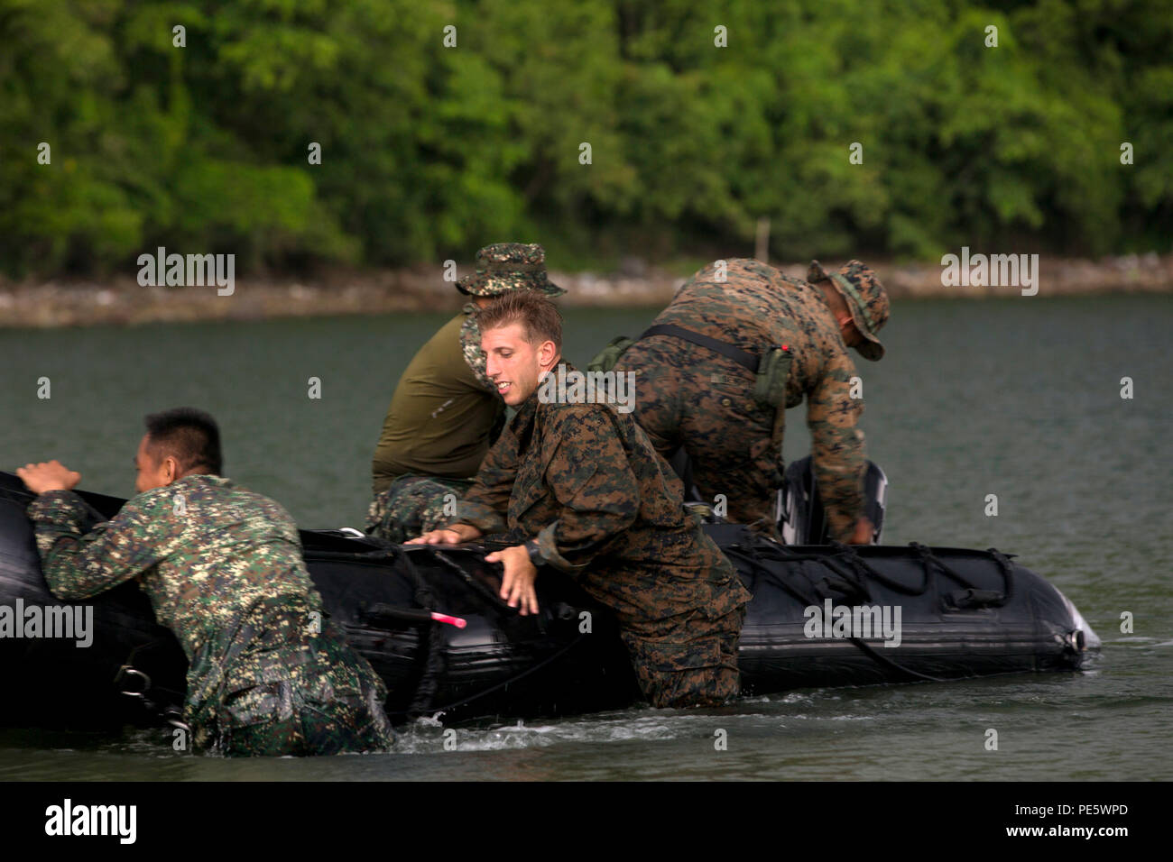 U.S. Marines with 3rd Reconnaissance Battalion and Philippine Marines with 64th Force ...