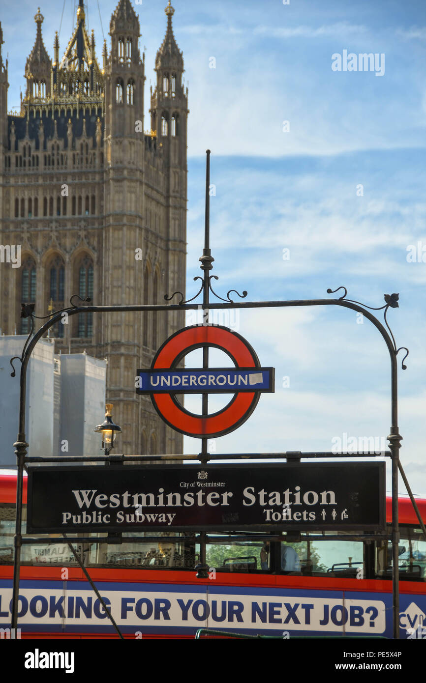 London transport bus logo hi-res stock photography and images - Alamy