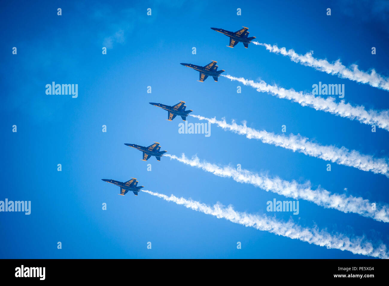 Line abreast loop hi-res stock photography and images - Alamy