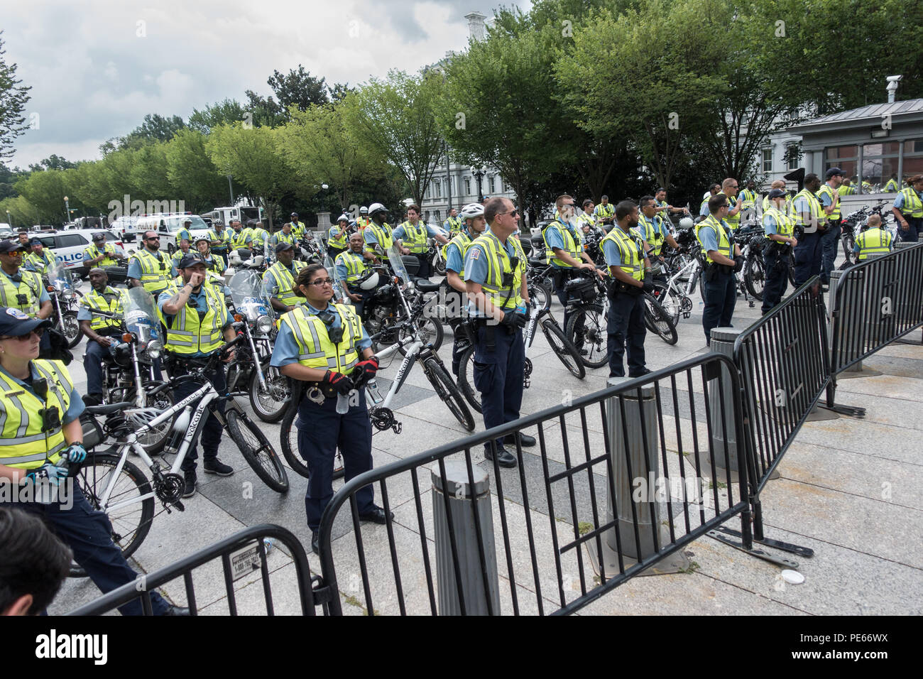 Dc police uniform hi-res stock photography and images - Alamy