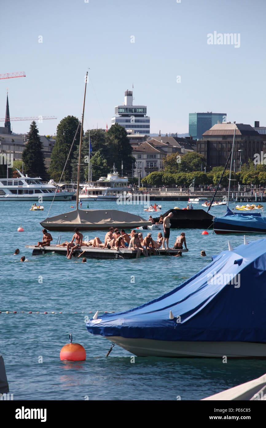 Zurich, Switzerland. 12th Aug 2018. Beautiful summer day as the ...
