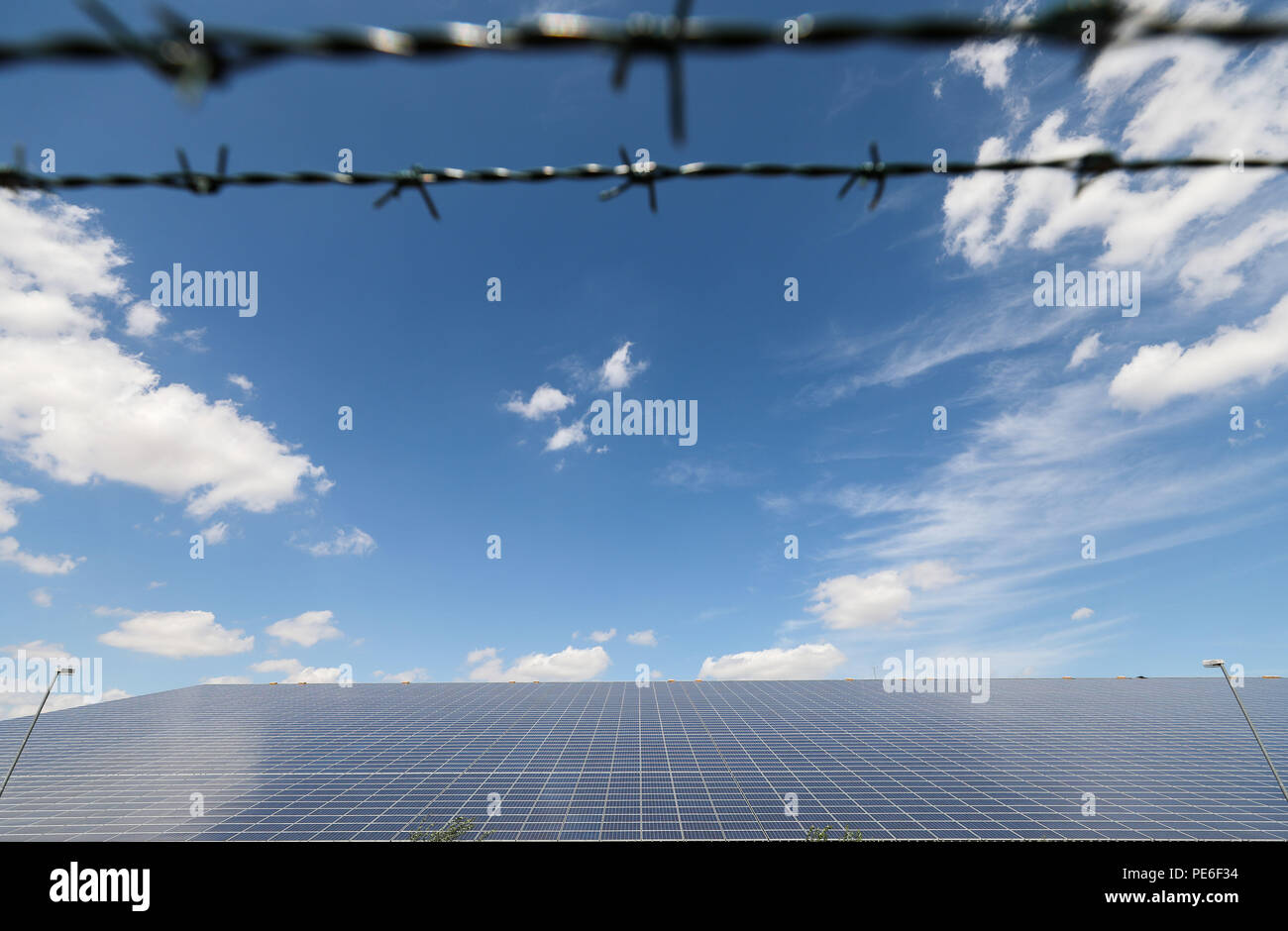 Bitterfeld-Wolfen, Germany. 10th Aug, 2018. Clouds move above a solar ...