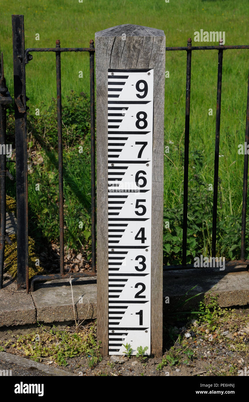 River Water Gauge, Turvey, Bedfordshire Stock Photo - Alamy