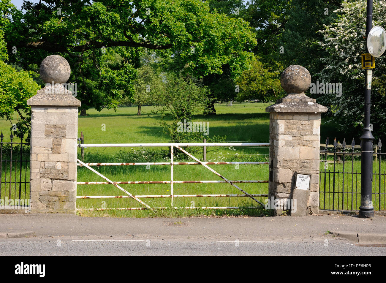 Gate posts hi-res stock photography and images - Alamy