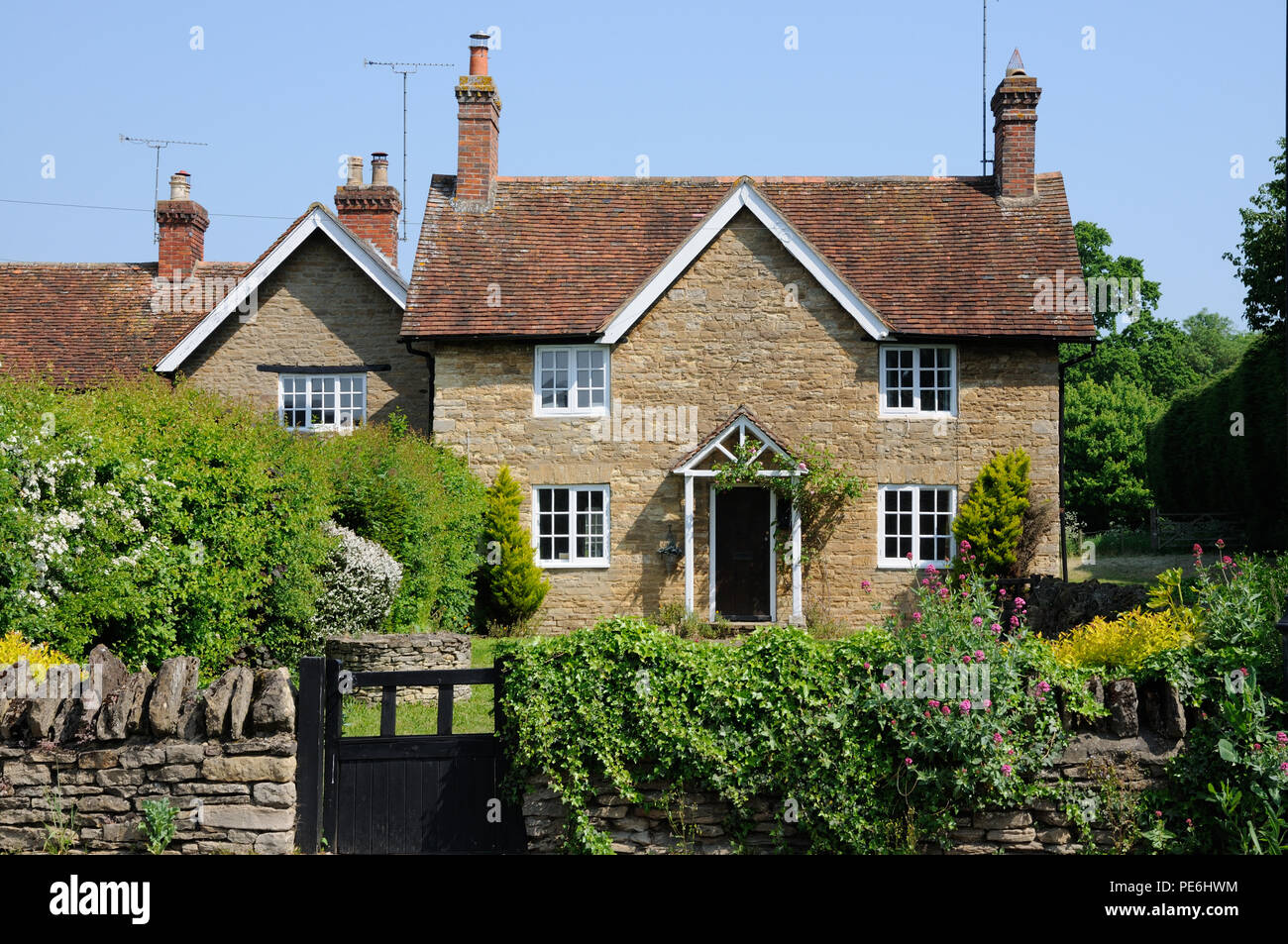 Well cottage hi-res stock photography and images - Alamy