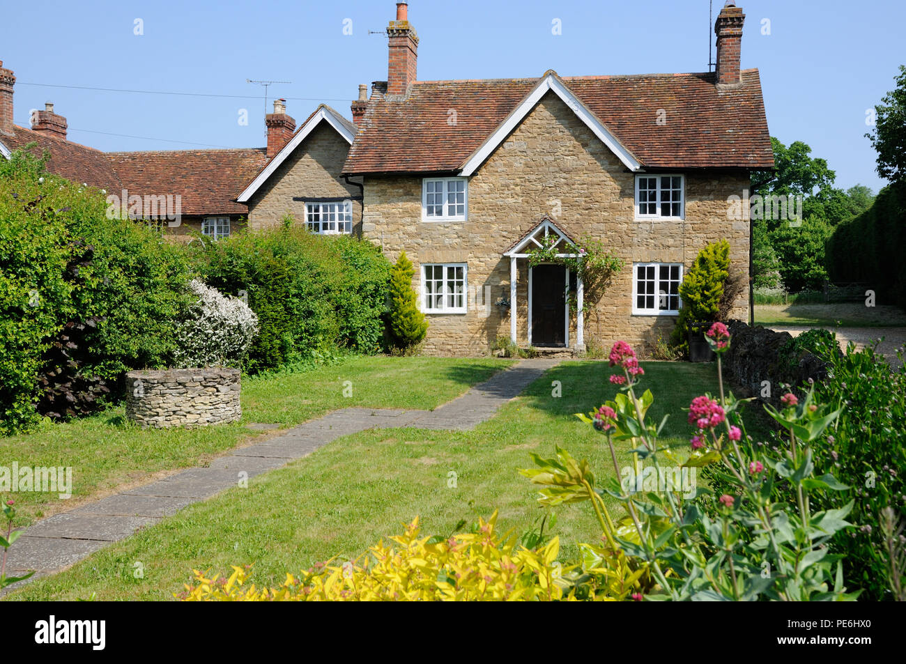 Well cottage hi-res stock photography and images - Alamy