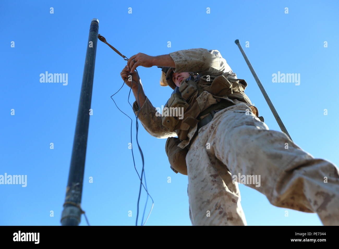 A radio operator with Battalion Landing Team 2/1, part the ground ...