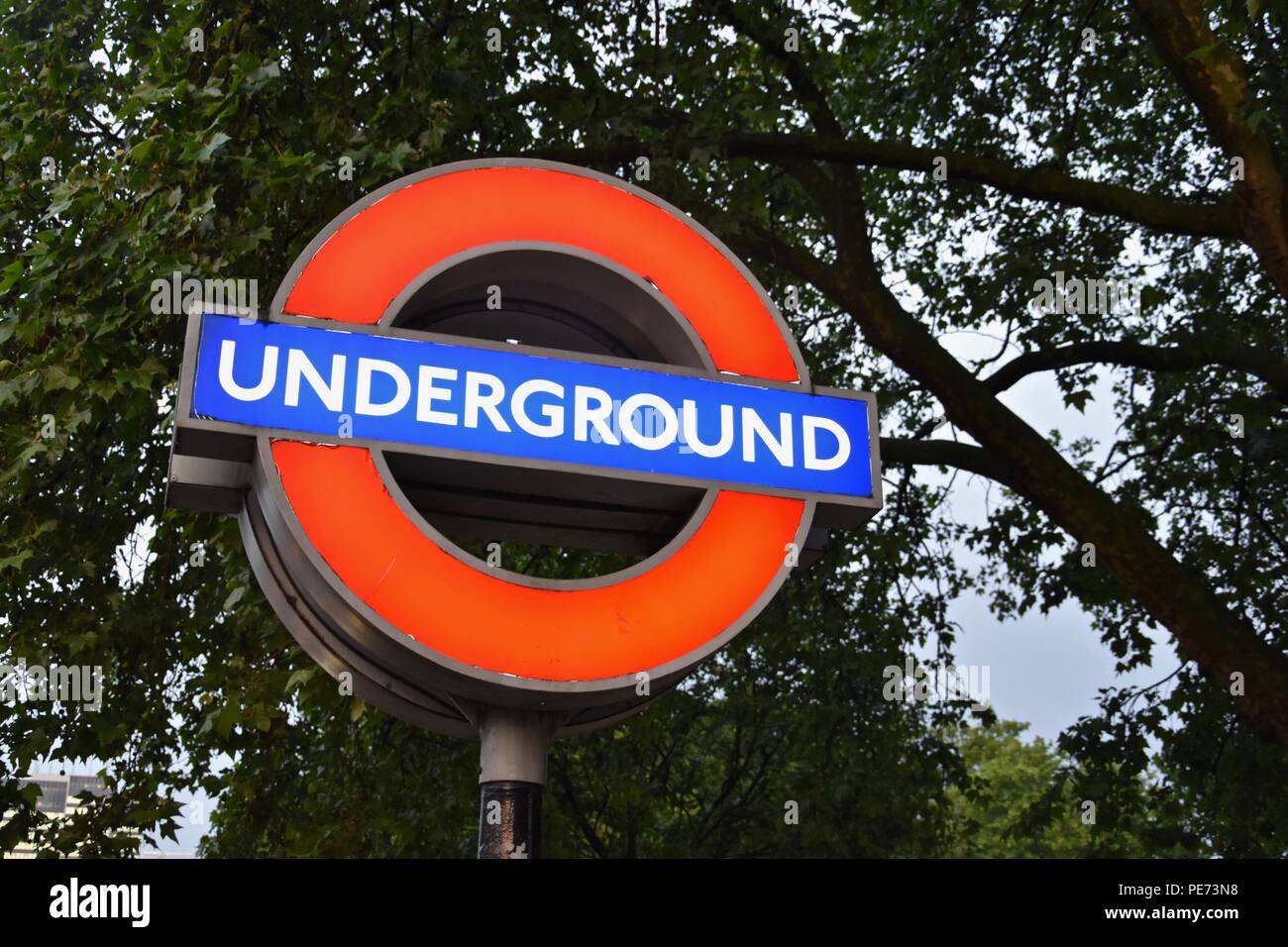 Overground roundel hi-res stock photography and images - Alamy