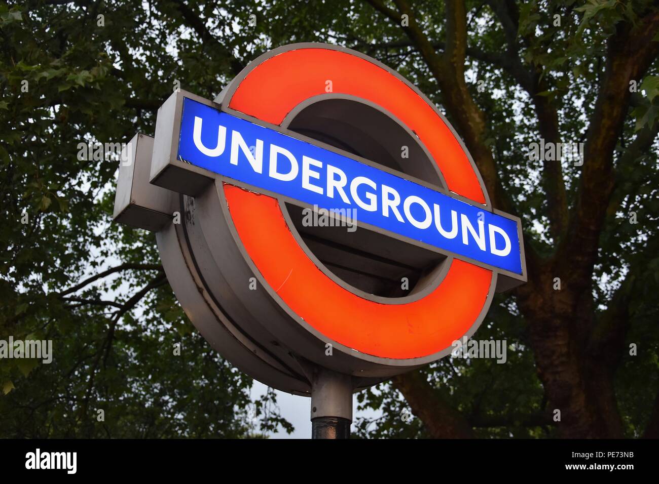 Overground roundel hi-res stock photography and images - Alamy
