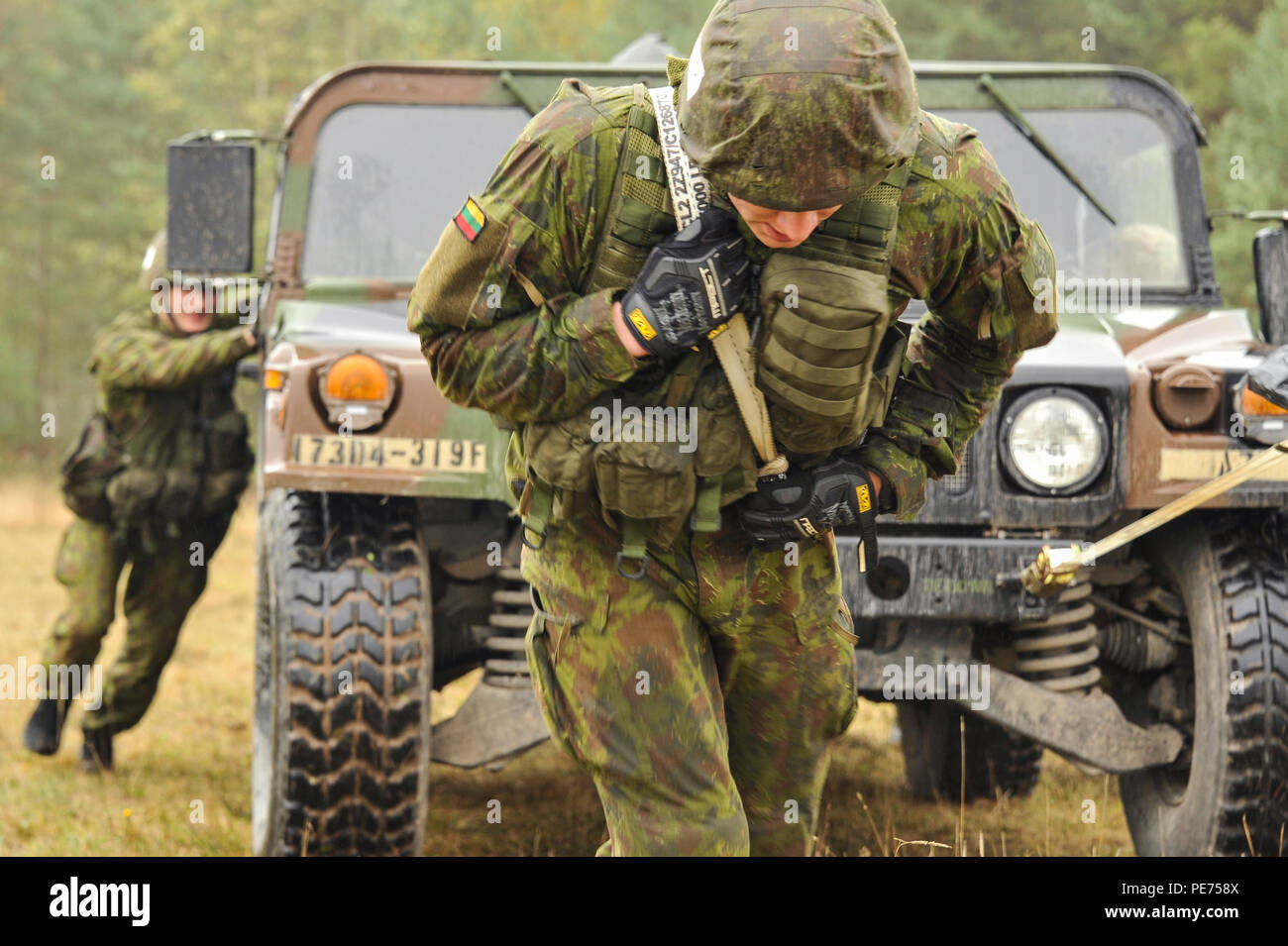 Hmmwv pull hi-res stock photography and images - Alamy
