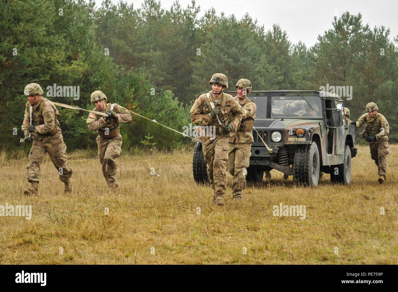 Hmmwv pull hi-res stock photography and images - Alamy