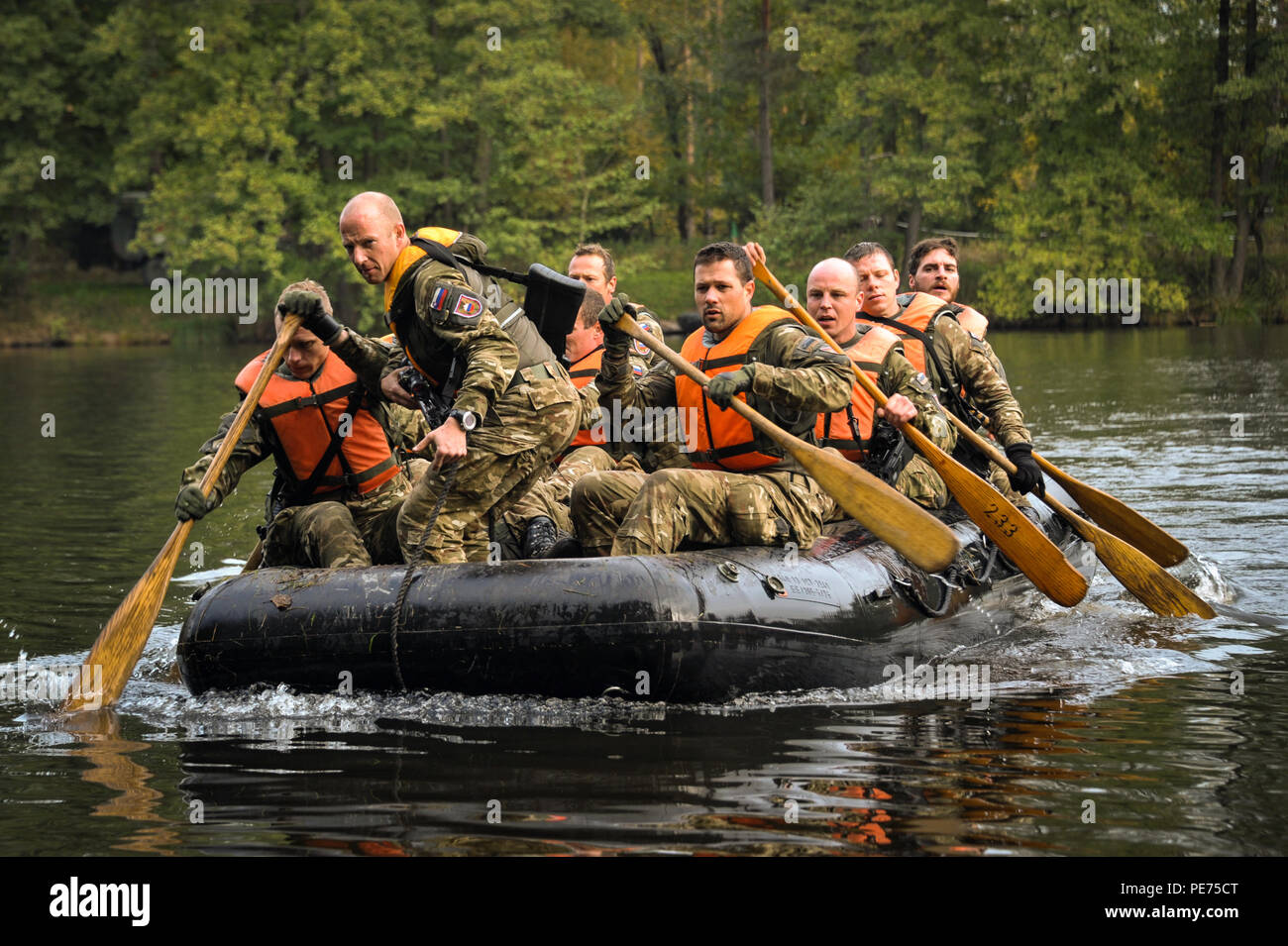 Hmmwv pull hi-res stock photography and images - Alamy