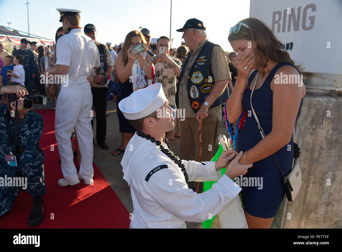 PEARL HARBOR (OCT. 28, 2015) Electrician’s Mate 1st Class Joshua ...