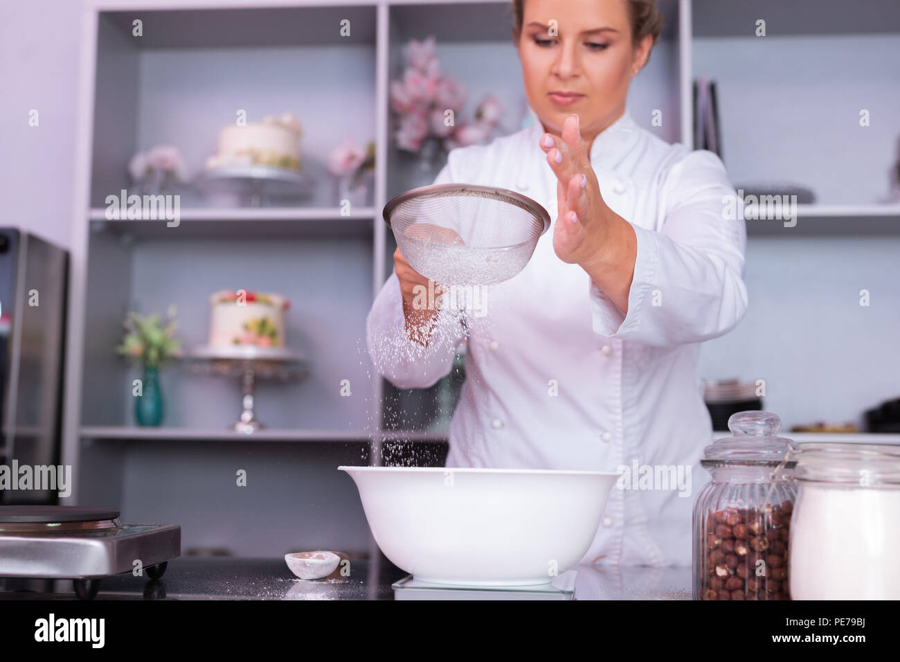 Sieving the flour hi-res stock photography and images - Alamy