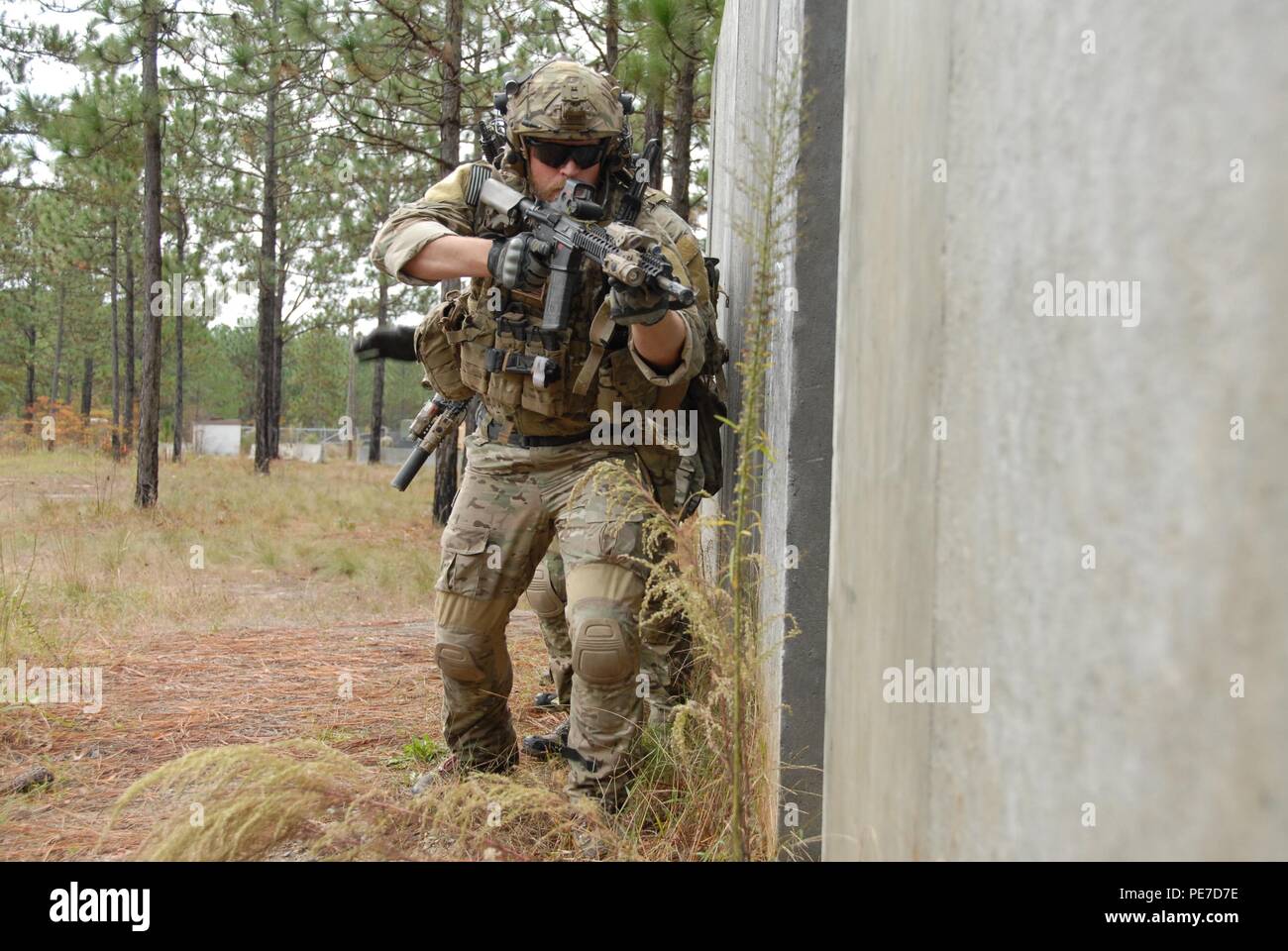 Soldiers from 2nd Platoon, 28th Ordnance Company (EOD) prepare to enter ...