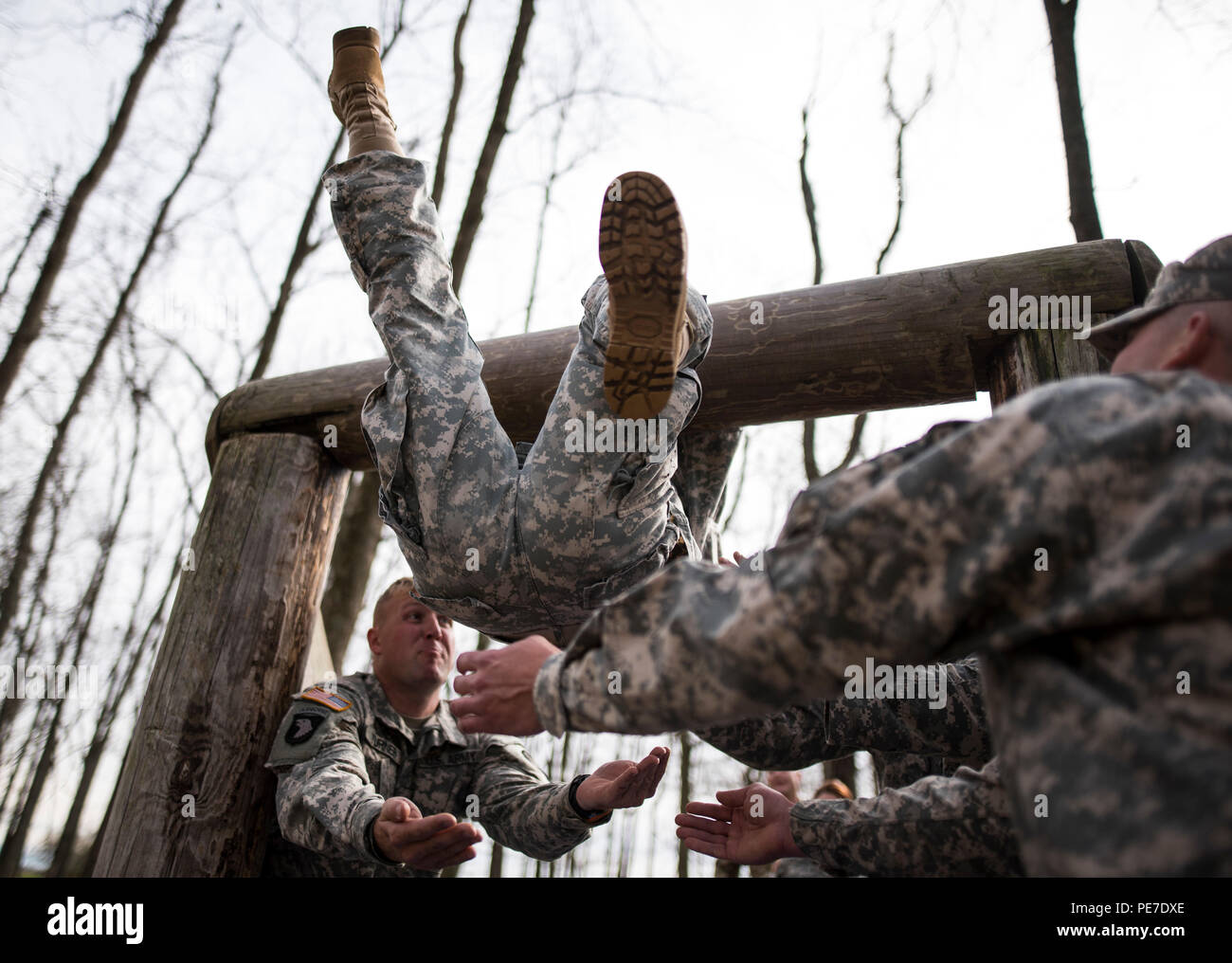 Soldiers obstacle course machine guns hi-res stock photography and ...