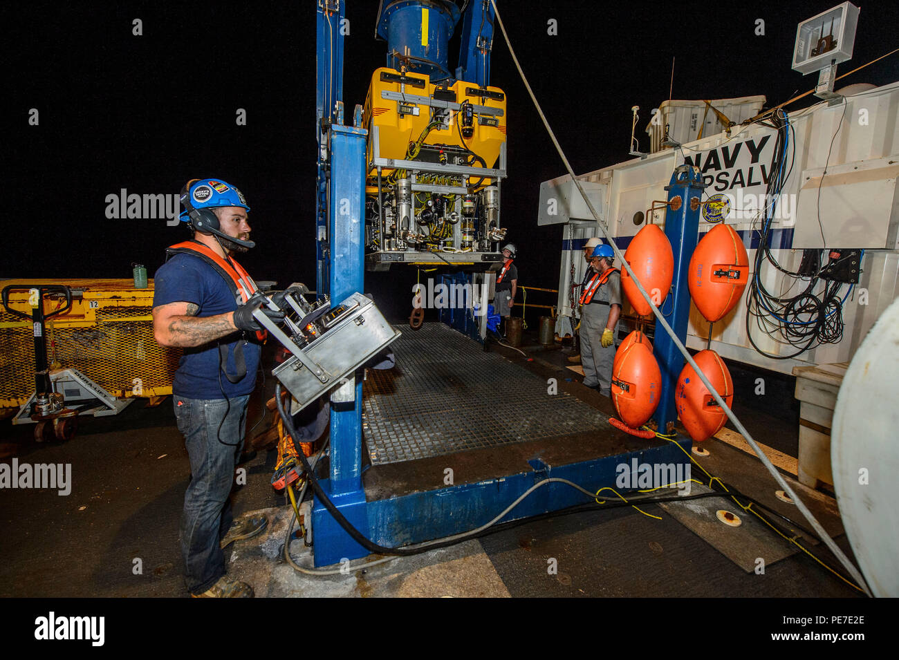 Cable underwater recovery vehicle hi-res stock photography and images ...