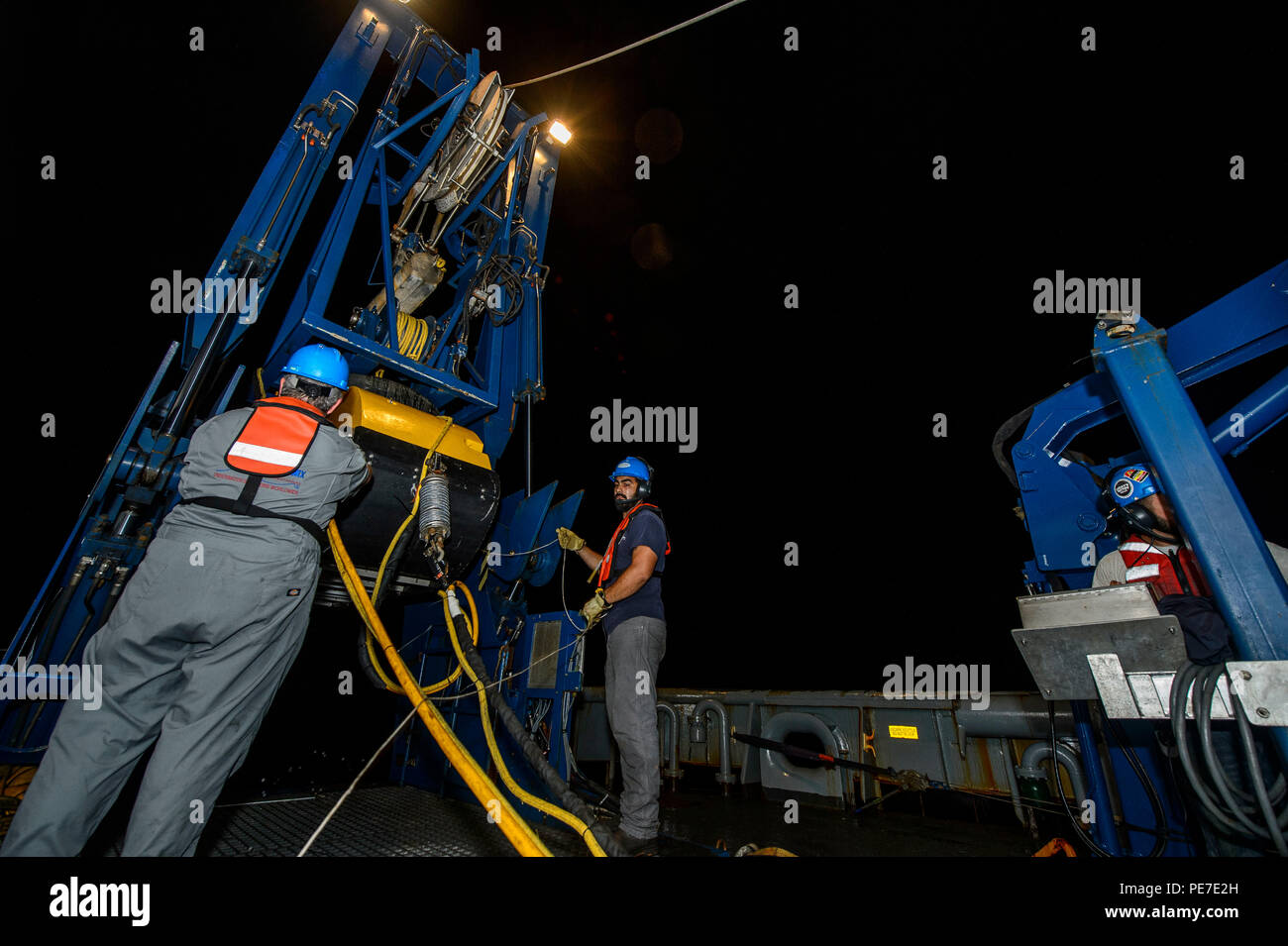 151105-N-RZ218-065 BAHAMAS (Nov. 5, 2015) Contractors with Phoenix ...