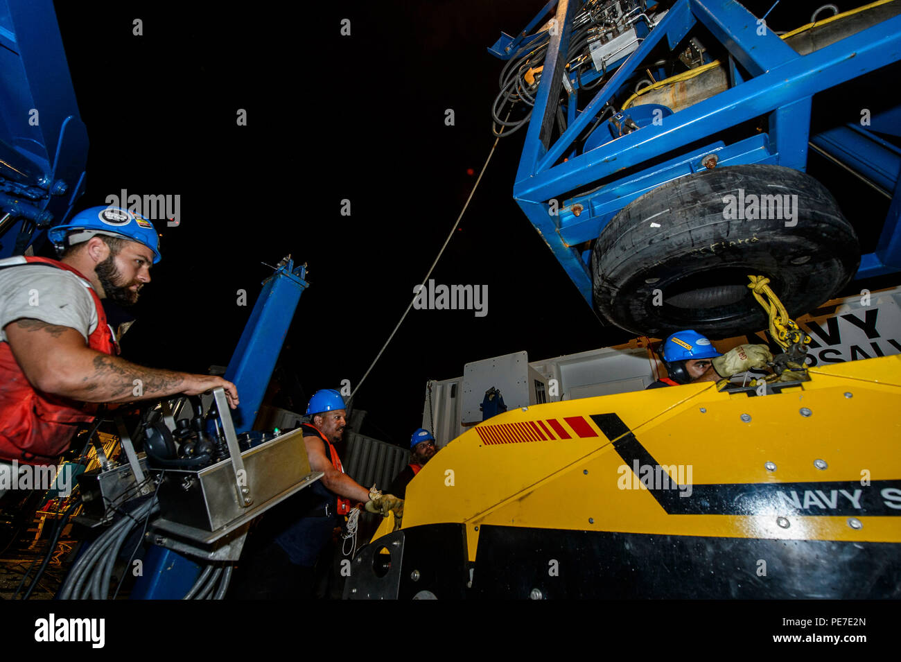 151105-N-RZ218-031 BAHAMAS (Nov. 5, 2015) Contractors with Phoenix ...