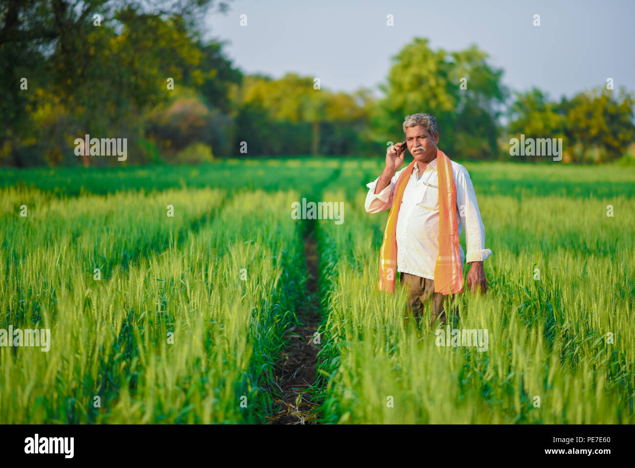 Old farmer talking hi-res stock photography and images - Alamy