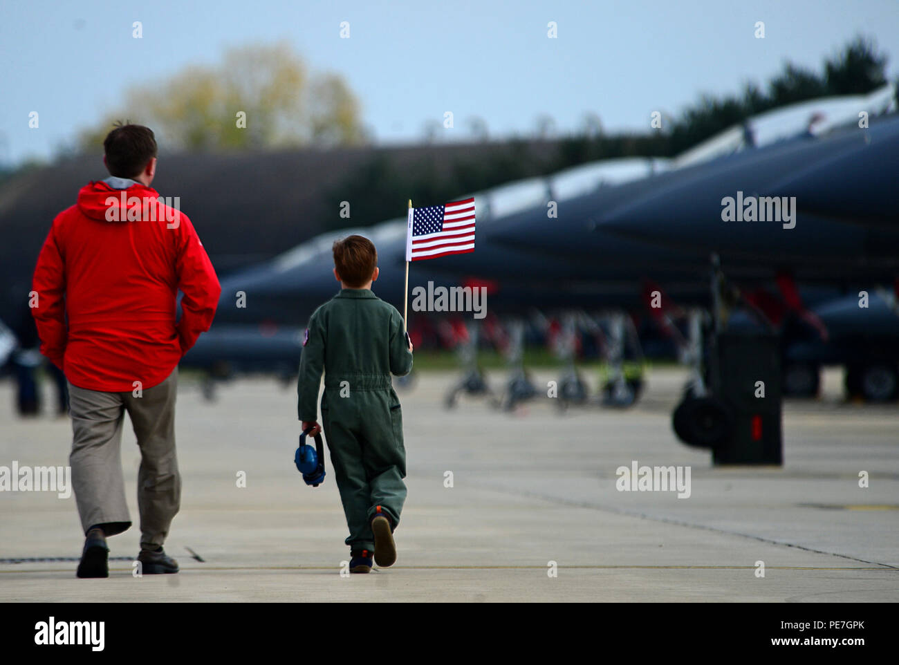 Families welcome home the pilots, weapon systems officers, maintainers ...