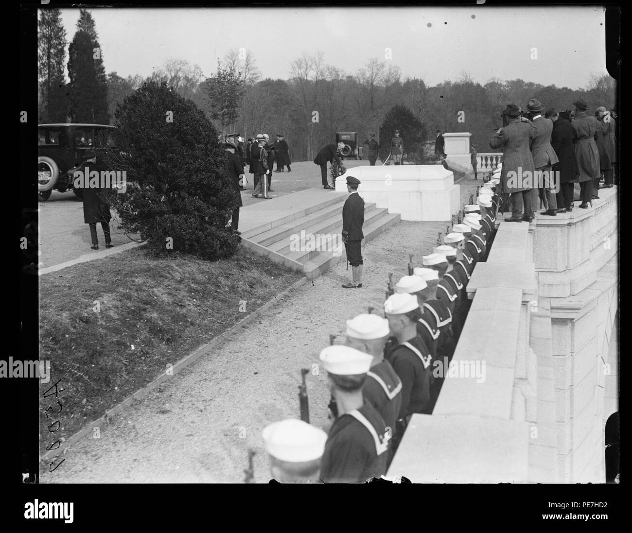 Armistice Day, Harding placing wreath on grave Arlington Cemetery Stock ...
