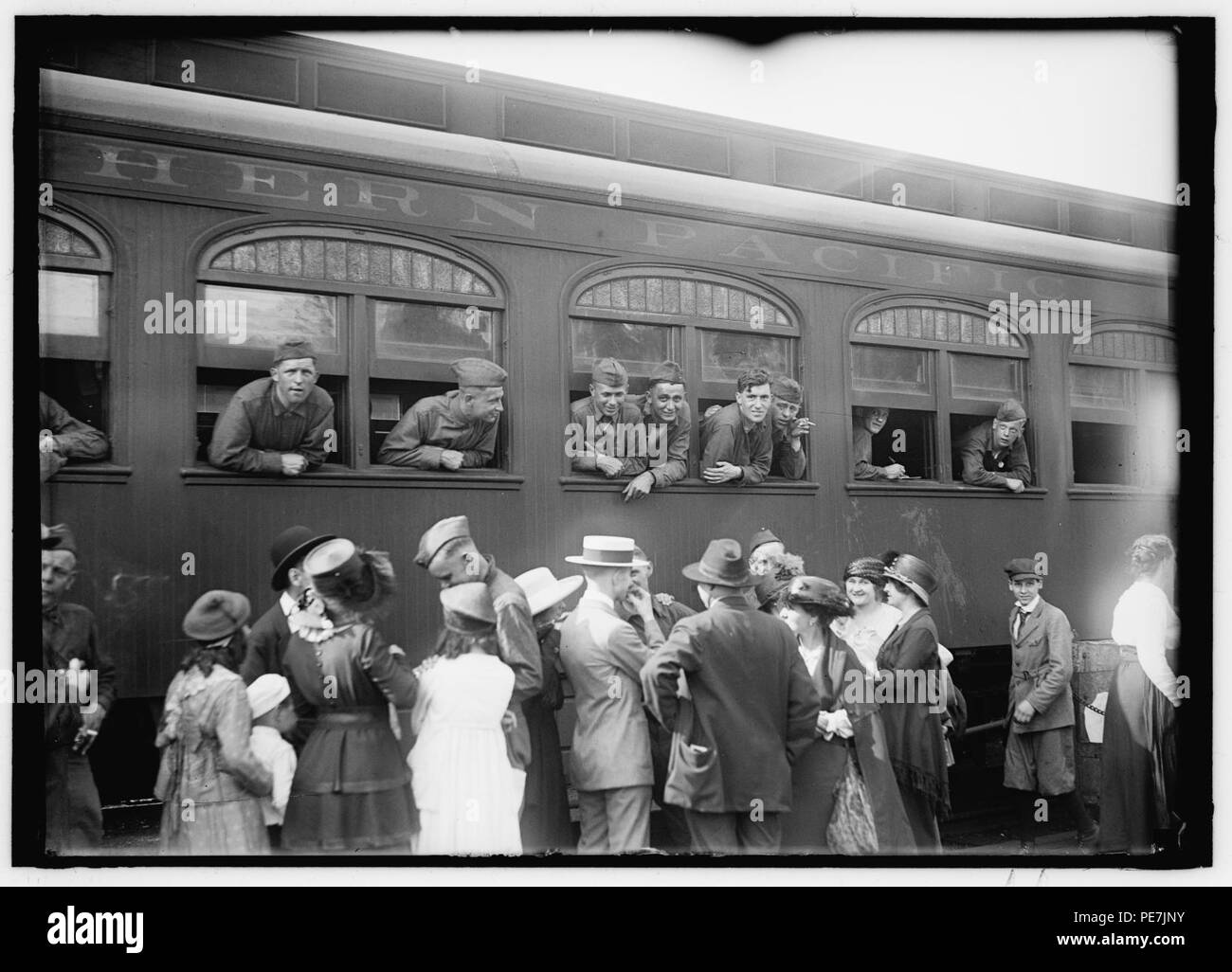 U s army soldiers return hi-res stock photography and images - Alamy