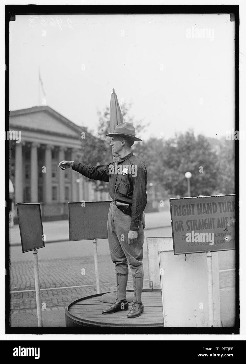 ARMY, U.S. SOLDIER AS TRAFFIC COP AT TREASURY Stock Photo - Alamy