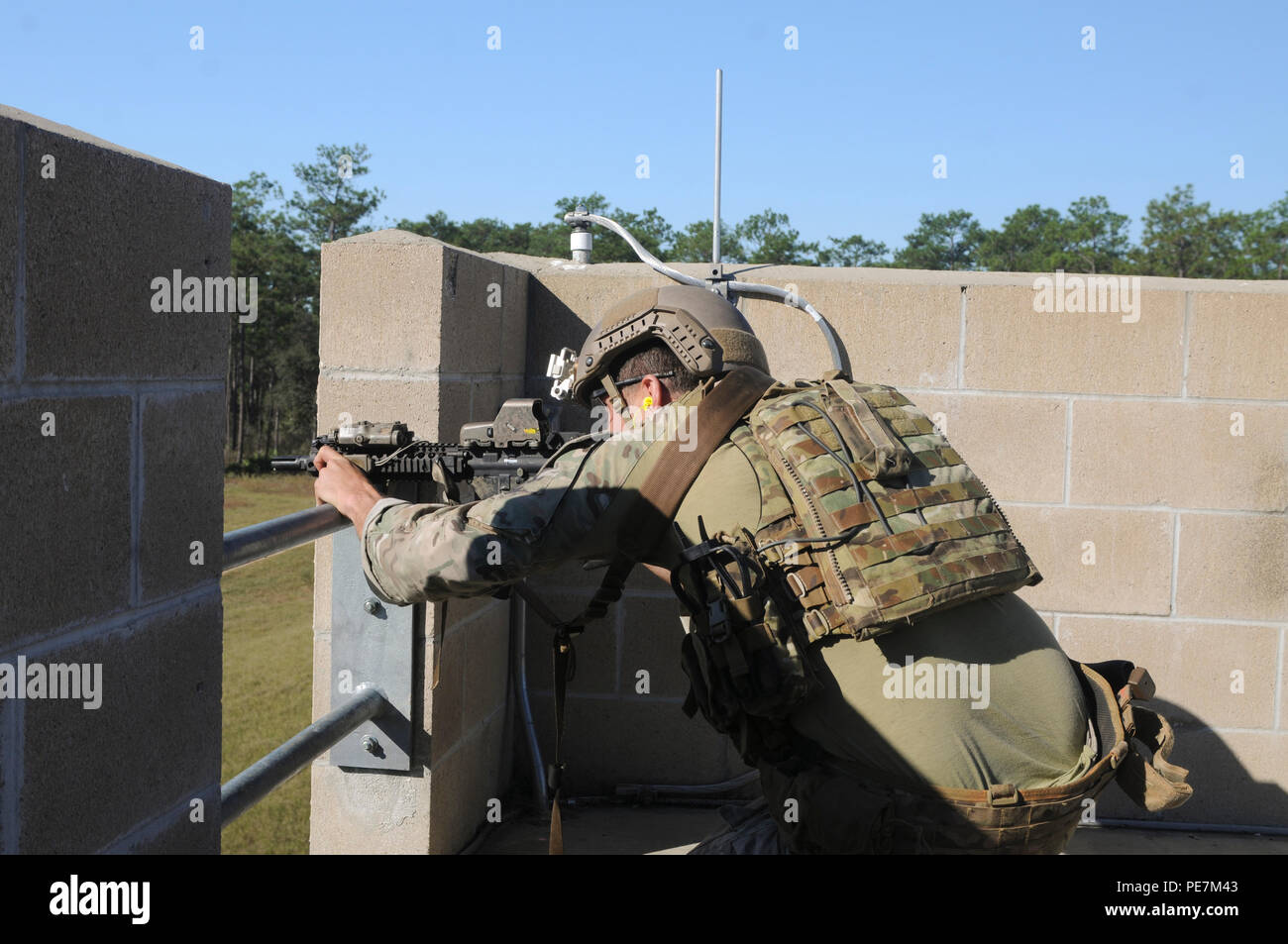 A Green Beret assigned to the 7th Special Forces Group (Airborne ...