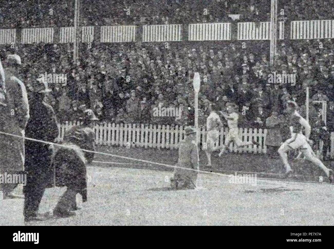 Arrivée du 200 mètres aux JO de 1920 - Allen Woodring devant son ...