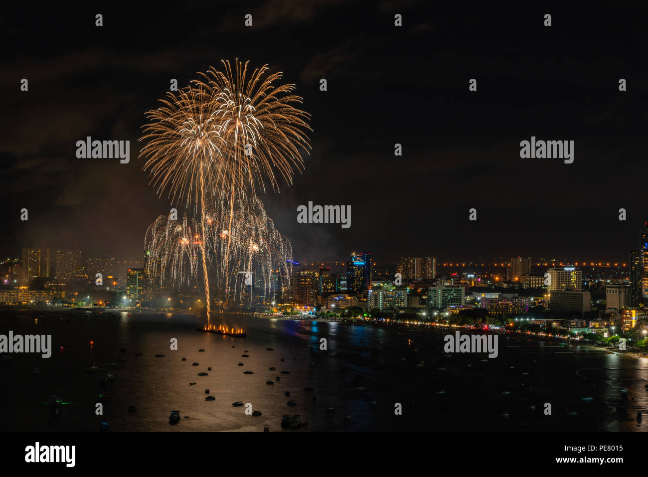 Fireworks display in sea pattaya hi-res stock photography and images ...