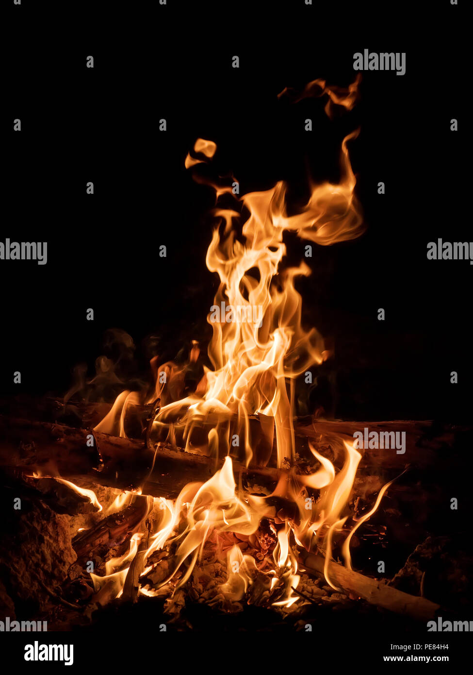 Campfire At Night Stock Photos & Campfire At Night Stock Images - Alamy
