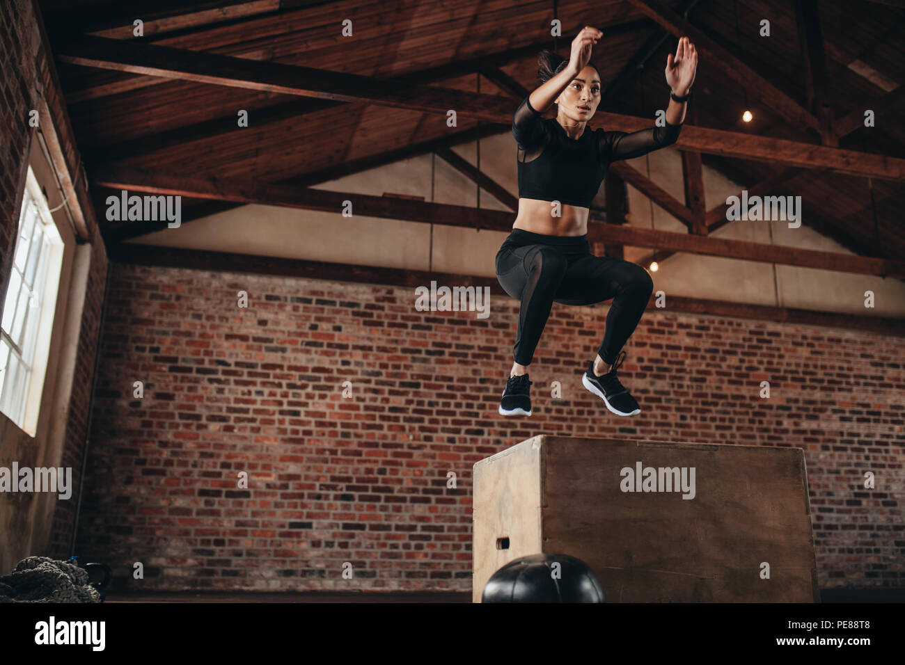 Gym woman hi-res stock photography and images - Alamy