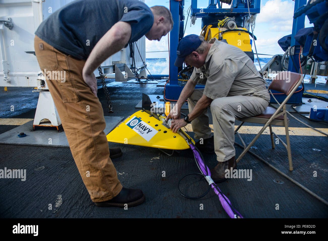 151023-N-RZ218-076 BAHAMAS (Oct. 23, 2015) Ric Sasse (left) and Curt ...