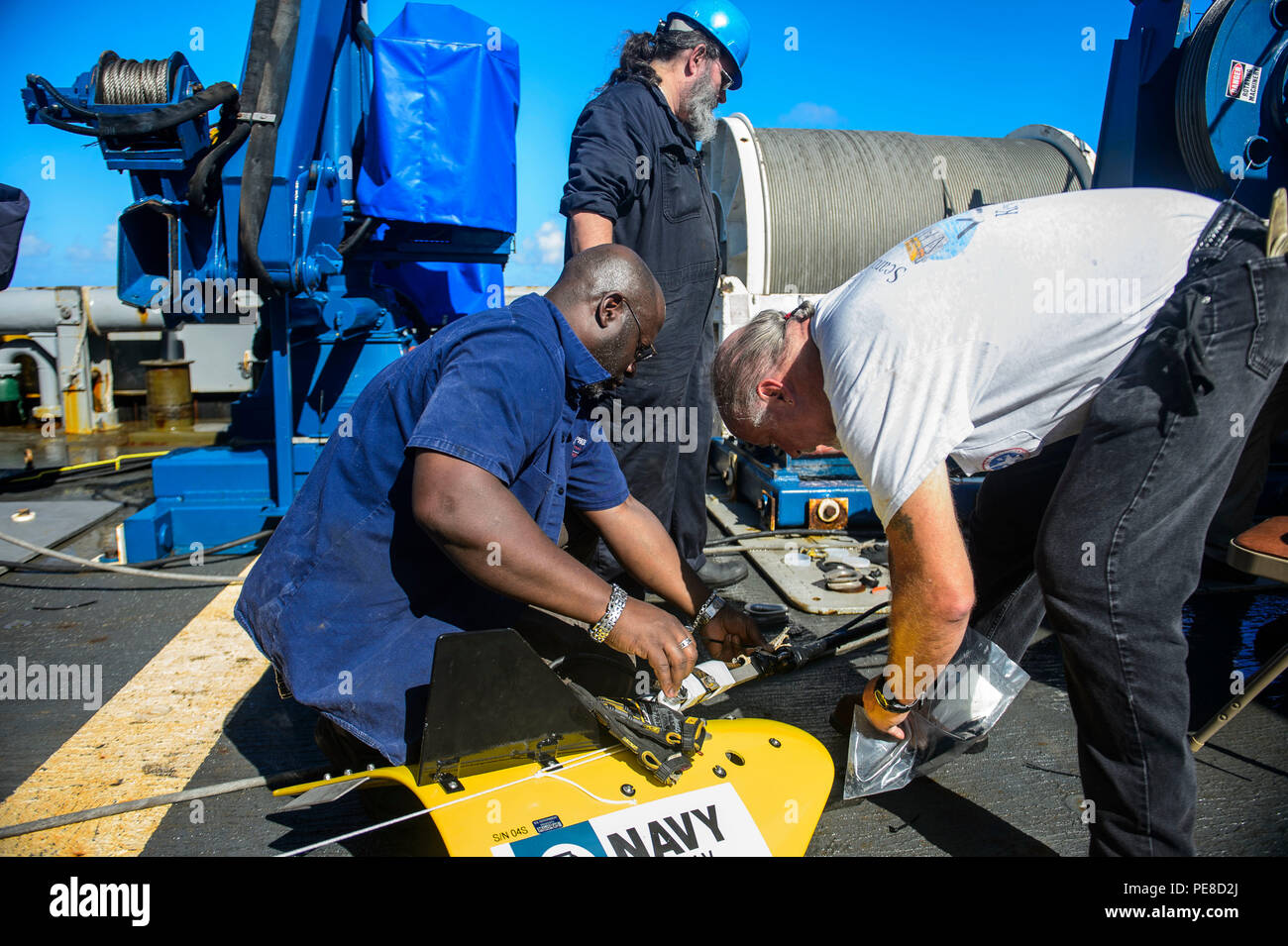 151023-N-RZ218-203 BAHAMAS (Oct. 23, 2015) Contractors with Phoenix ...