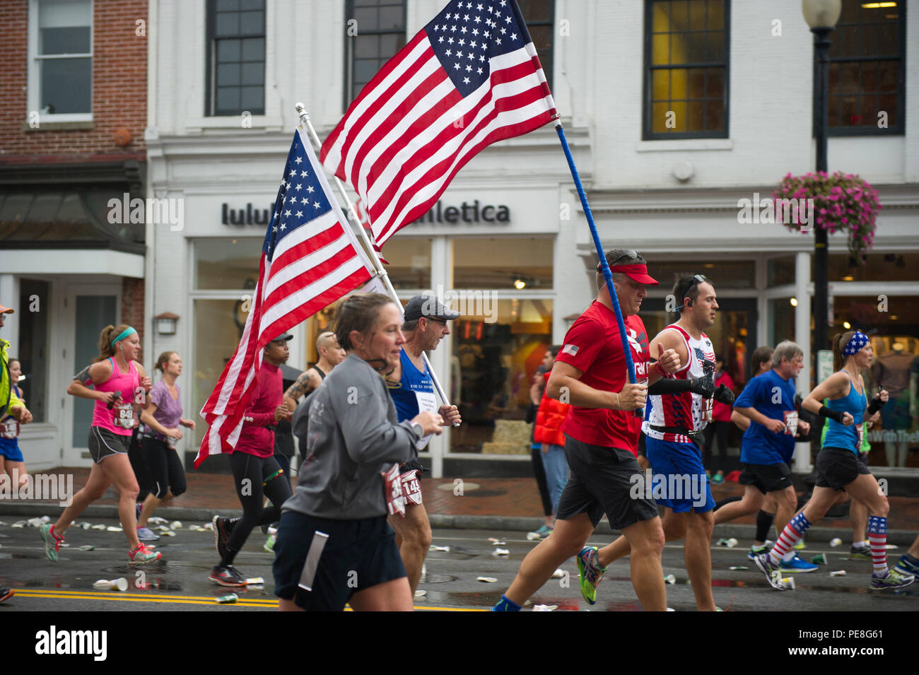 Participants in the 40th Marine Corps Marathon carry American Flags as ...