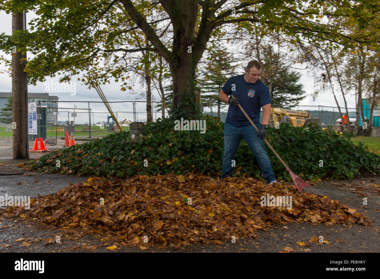151029-N-WQ574-025 OAK HARBOR, Wash. (Oct. 29, 2015) - Operations ...