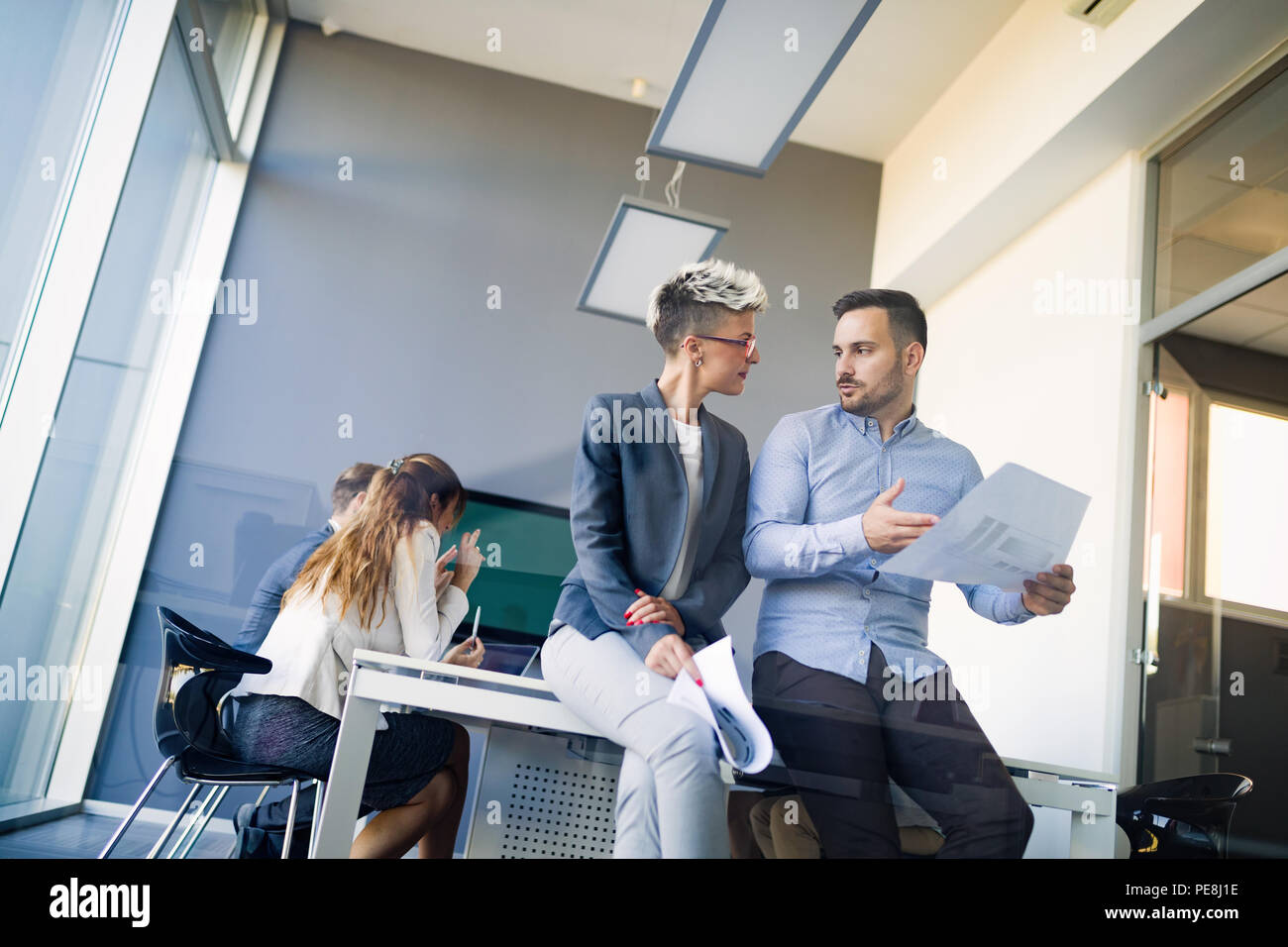 Office meeting talking leader hi-res stock photography and images - Alamy