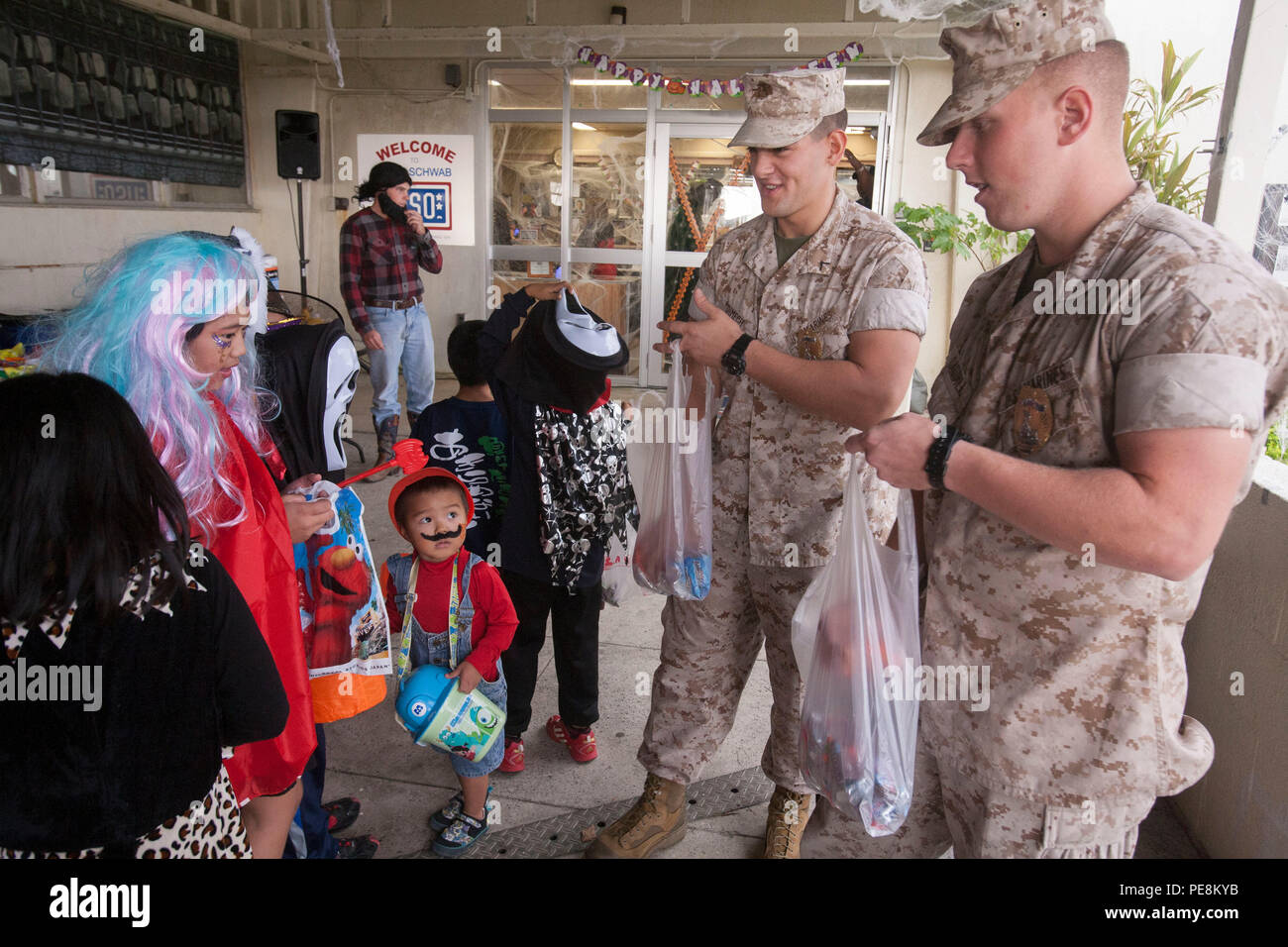 Kids pass out treat hi-res stock photography and images - Alamy