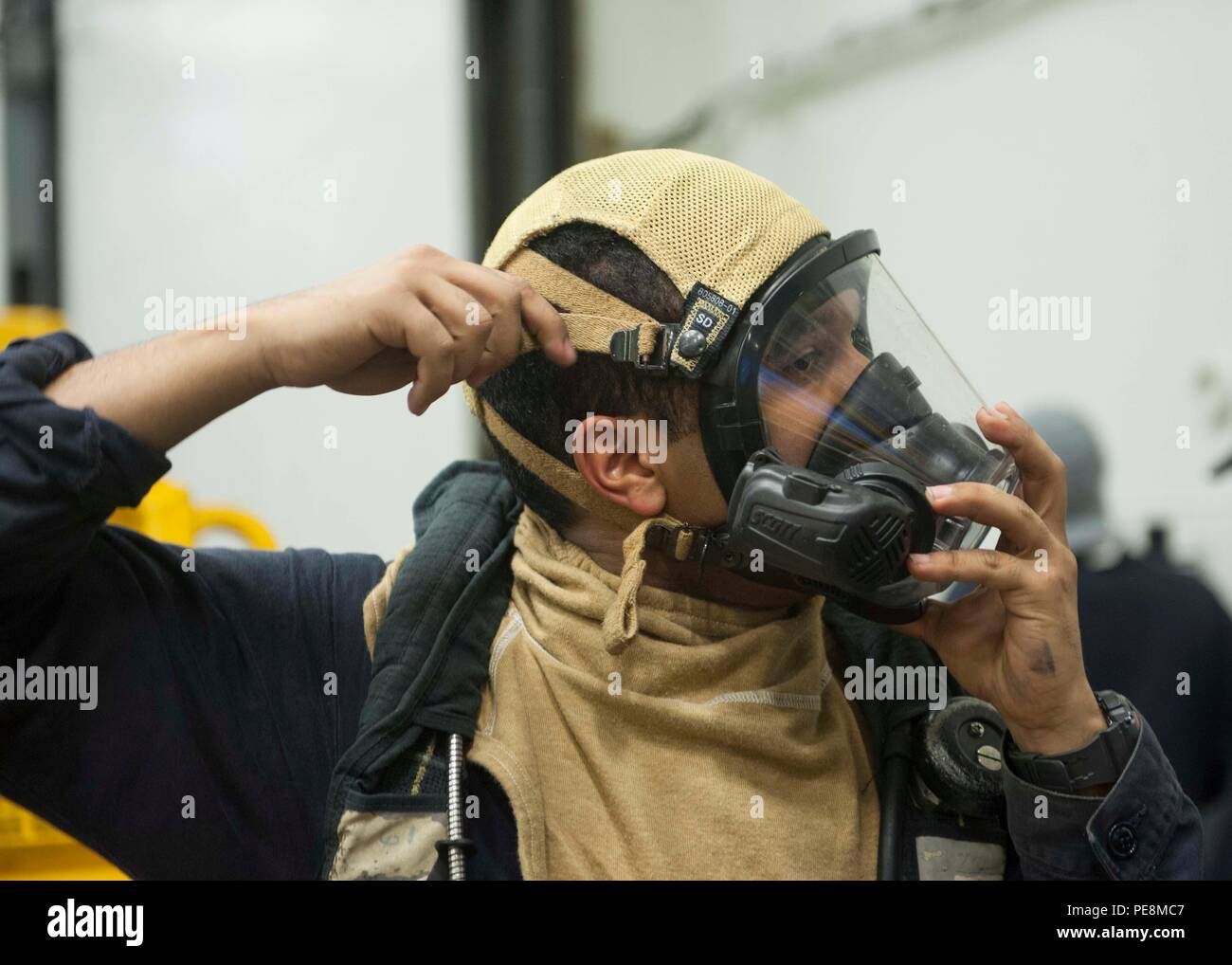 Scba mask hi-res stock photography and images - Alamy