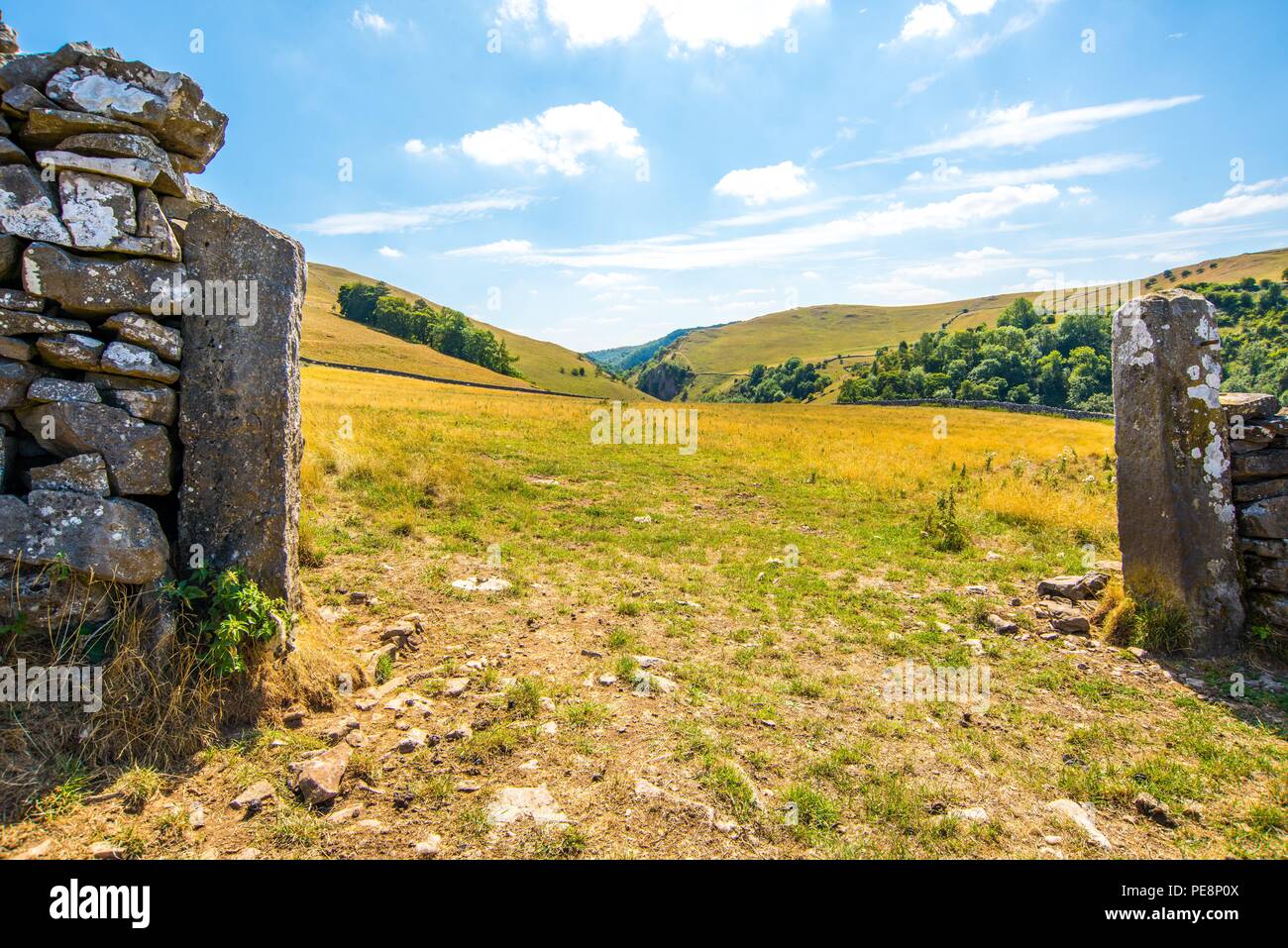 Hiking peak district hi-res stock photography and images - Alamy