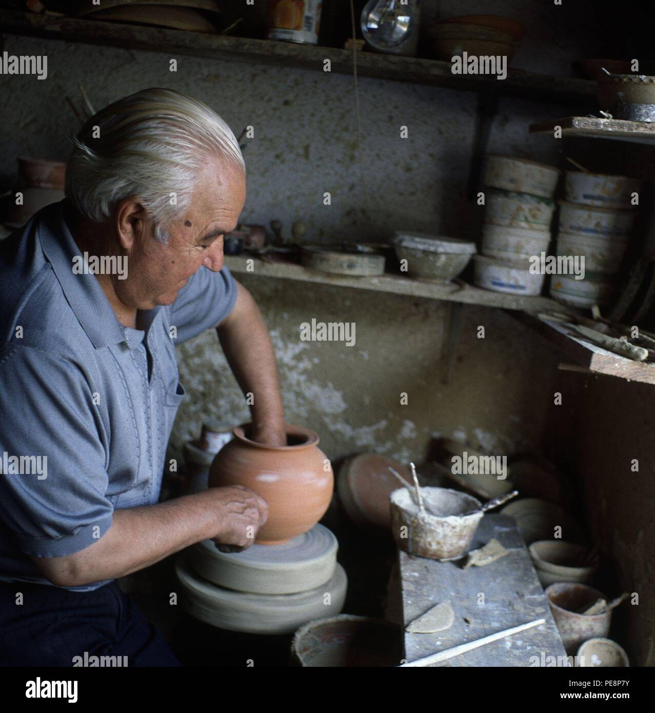 Un alfarero hi-res stock photography and images - Alamy