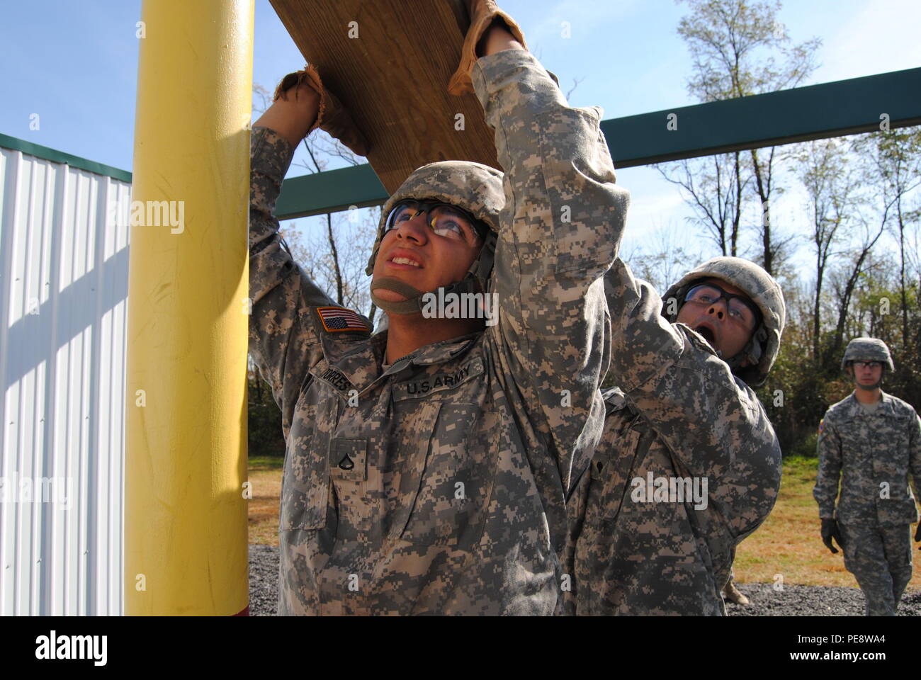 Army Reserve soldiers from Bravo Company, 392nd Expeditionary Signal ...