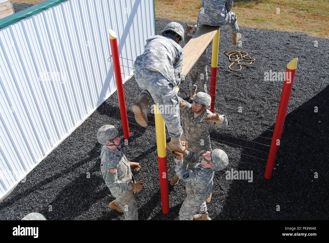 Army Reserve soldiers from Bravo Company, 392nd Expeditionary Signal ...