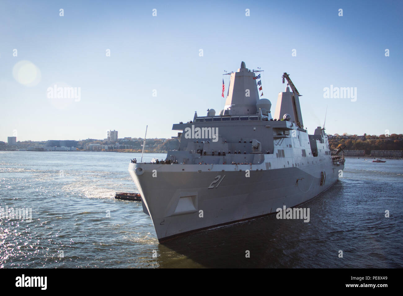 USS New York (LPD 21) arrives on Manhattan's west side as the ship ...